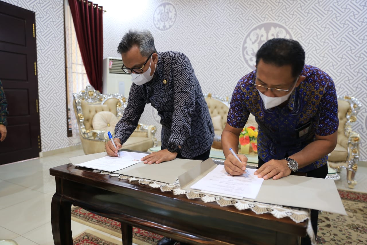 Pemda Luwu Timur dan PLN Teken MoU Listrik Gratis RTM - mediata.id